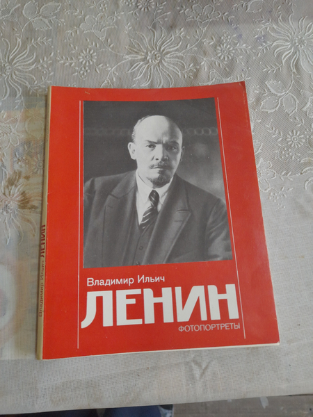 Китоблар  сотилади
