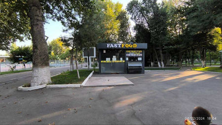 Chirchiqdagi Jismoniy tarbiya institutidagi Fast Food butka sotiladi