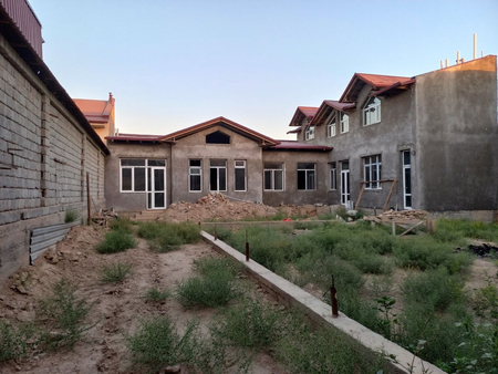 Hovli 4 sotix yarim tayyor
