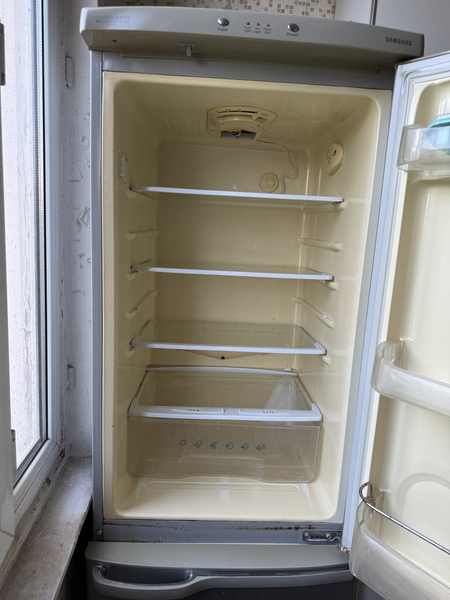 Продается мебель, газ плита, холодиьник, микроволновка