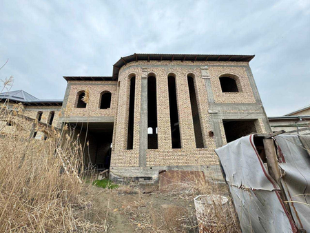 4,5 sotixli karobka holatidagi hovli sotiladi.