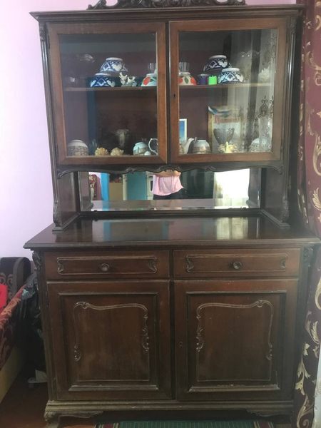 Продаётся шифонер и сержант из красного дерева стариные цена договорна