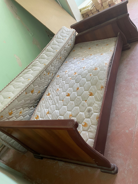 Продаются 2 кровати, спинки орех с матрацами ( б/у),