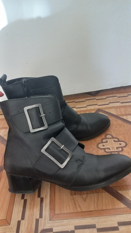 Продам сапожки женские