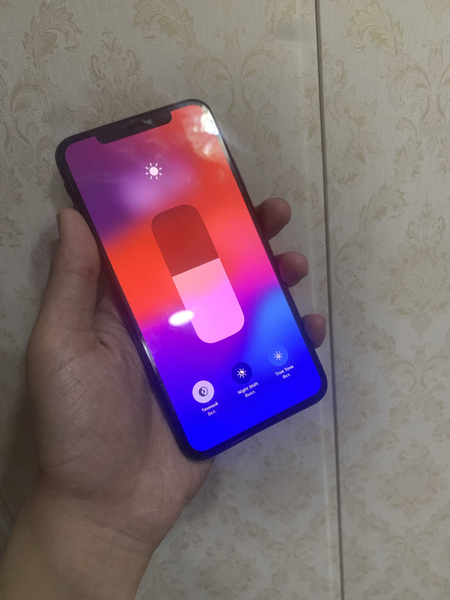 Iphone xs max idal qora 80% ayb yo