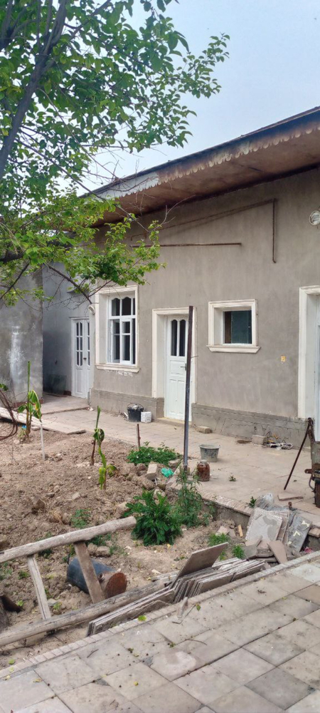 Qumarik 4.25 sotox 4ta xona gaz svet bot srochna sotiladi