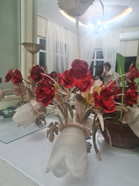 Продам две кованные люстры ,3х и четырёх рожковые, в отличном состояни
