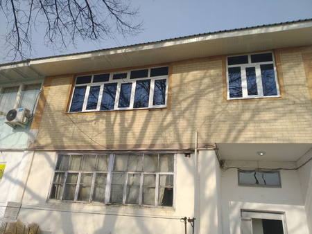 2 qavatlik dom,  2-qavat,  2 xona uy mebellari bilan srochna sotiladi.