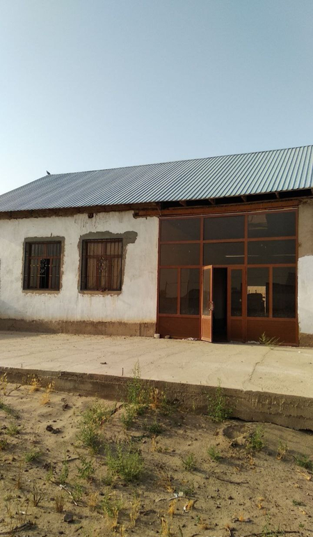 Uchqizil katta qumda uy sotiladi