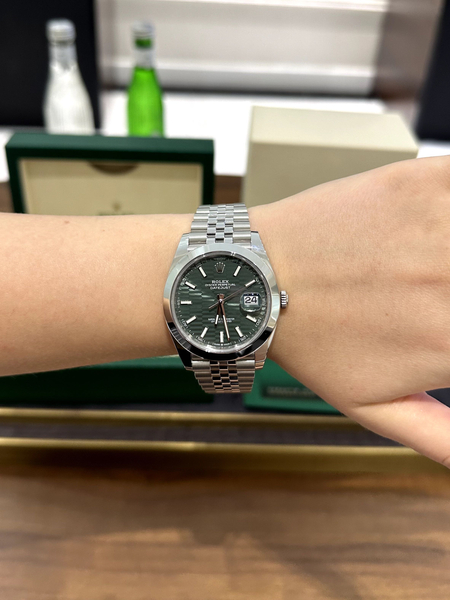 NEW Rolex Datejust 41mm Steel 126300 Green Motif