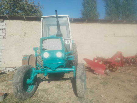 Traktor sotiladi