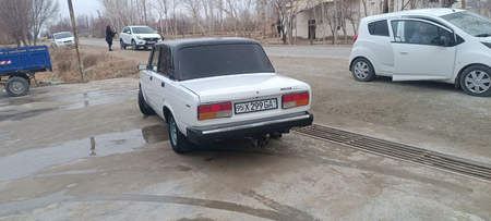 Lada 2107 sotiladi