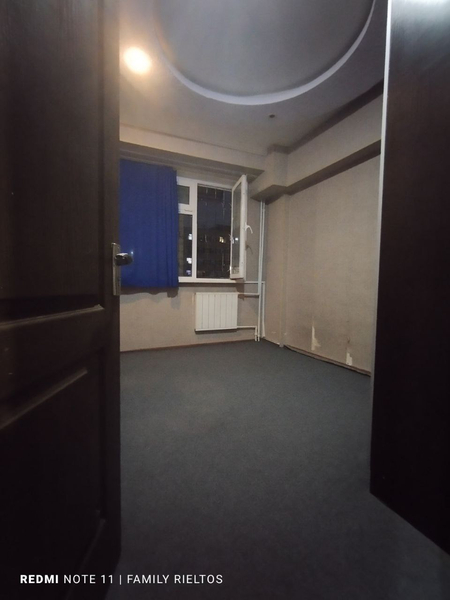2 х ком 5/9 бывшем общежитии с обстановкой акфа рамы 50 м².  300.у.е.