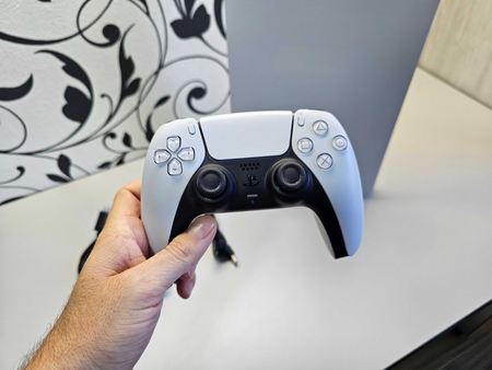 ПРОДАМ PlayStation 5 Digital + Подписка Plus DELUX до конца 2024