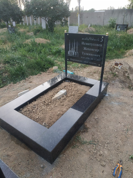 Памятники. Ёдгорликлар