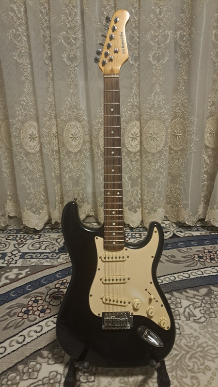 Acoustic elektro gitara sotiladi holati ideal ovozi yaxshi