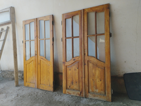 Tahta eshiklar bvu tiniq holatda turipti