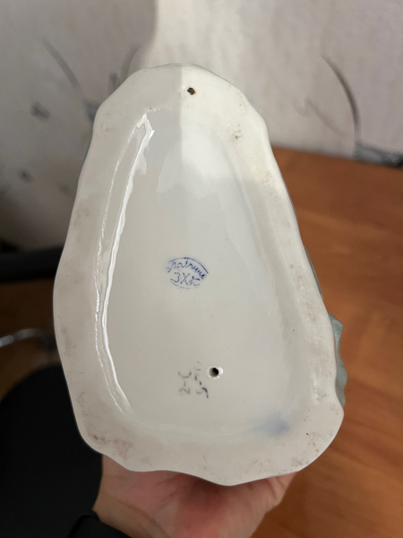 Продам фарфоровую статуэтку