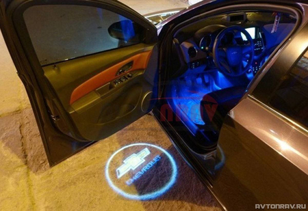 Светодиодная подсветка на двери автомобиля с логотипом эмблемы Шевроле