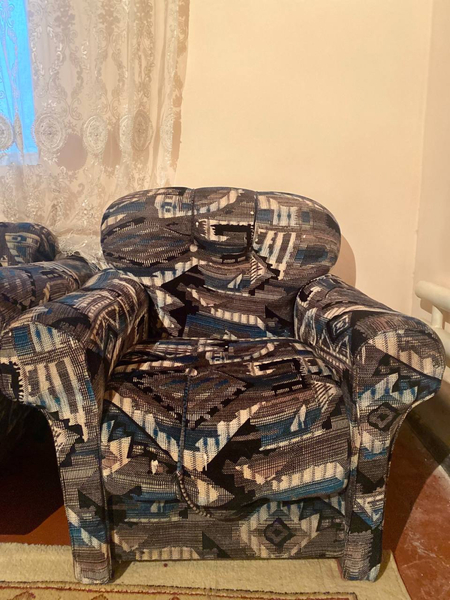 Mebel divan 2 ta kreslosi bilan sotiladi