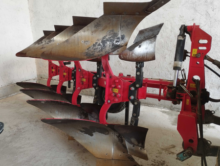 New Holland TS 135 traktori Akpil plugi bilan sotiladi. Plugi yangi