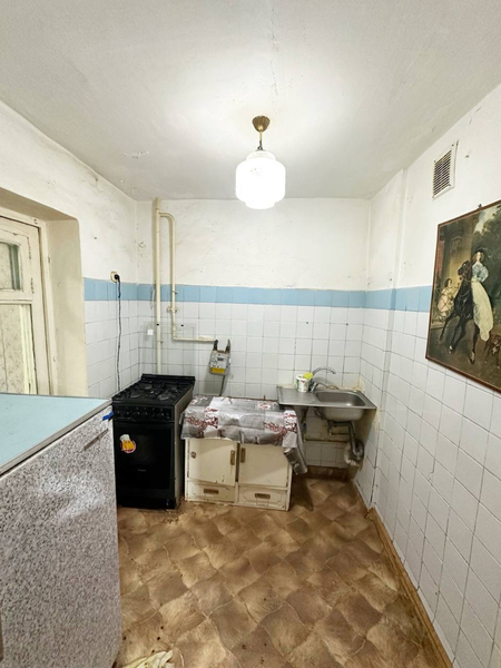 Прадаётся 2х Наваи центре 9школа орентир кирпичный 4этажный дом