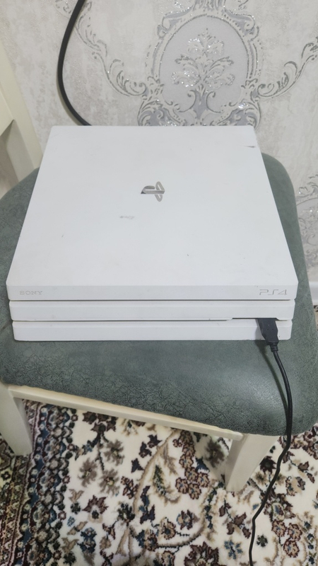 Ps 4  pro 1 tbli