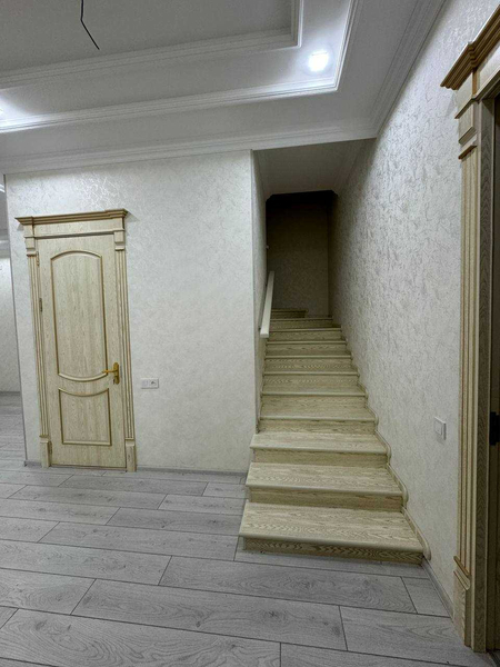 Yangi qurilgan katej 6 xona 2 etaj dom uchastka hovli