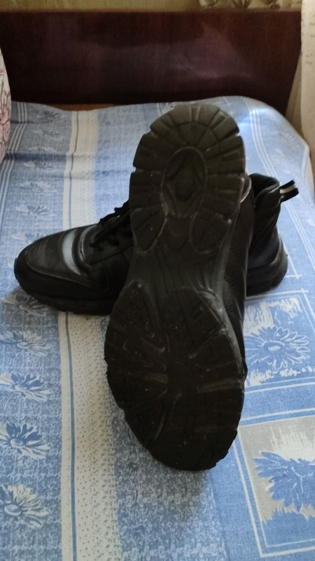 Мужские кроссовки продам.