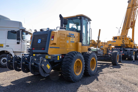 Автогрейдер XCMG GR180 (в наличии Ташкенте) грейдер апарат