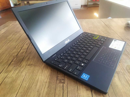 Asus laptop E210M Student