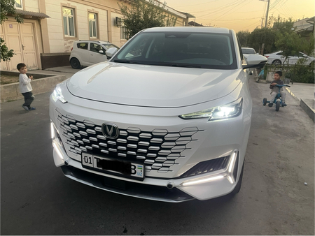 Changan unik luks novinka