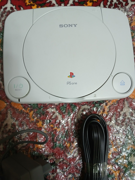 Assalom alekum Sony Playstation 1 sotiladi holati tinniq