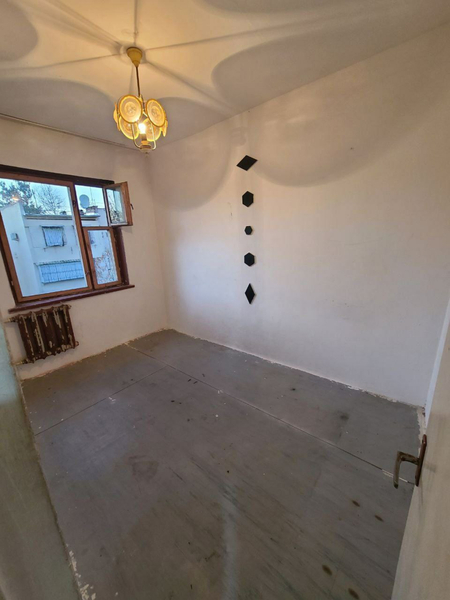 Uy sotiladi chilonzor 9 kv 1 xoan 4 etaj 42000$