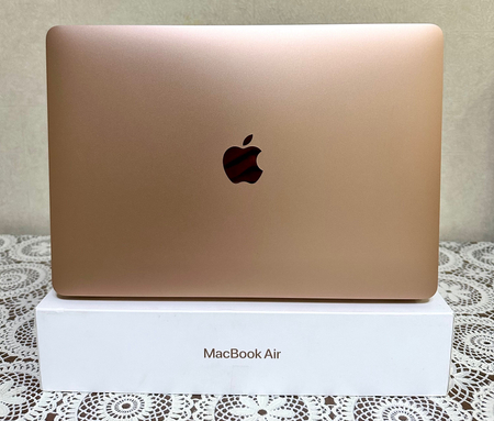 iPad Pro 12.9-inch (4th Generation) Wi-Fi 128GB + iPad Magic Keyboard.