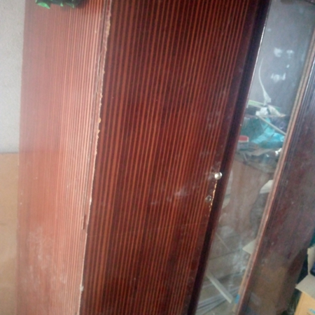 Shkaf sotiladi 250 000 ming