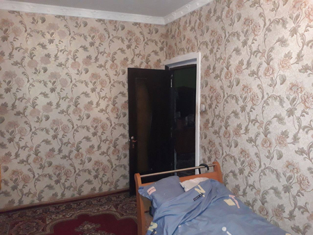 Tansiqboyev 2da 3 xona 1 etaj srochna sotiladi