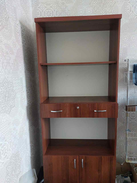 Книжный шкаф почти новая