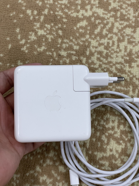 MacBook Pro Original zaryadka sotiladi