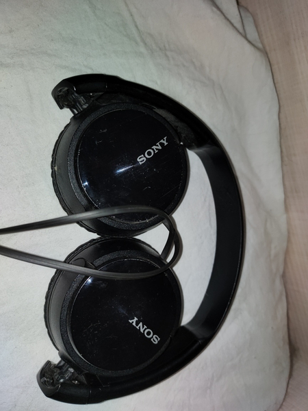 Проводные наушники SONY.