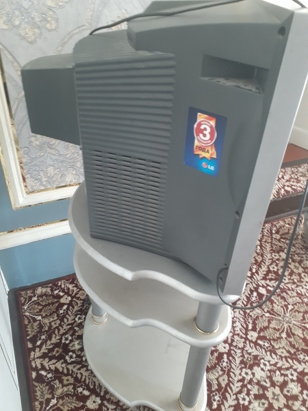Продам телевизор с подставкой