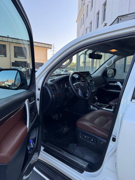 Продается автомобиль Toyota Land Cruiser 200