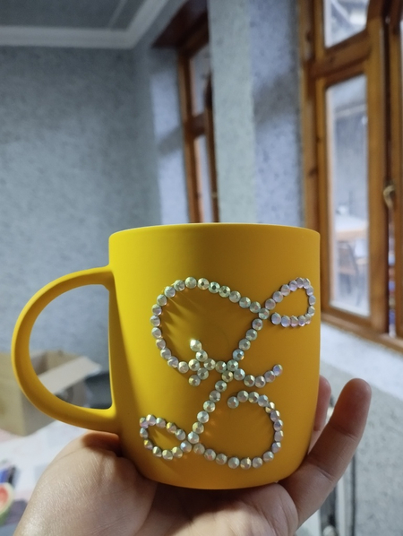 Продаю кружки для подарка, ч камушками Сваровский.