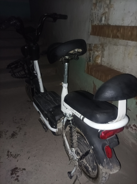 Yangi hali kop yurmagan yaxwi tutilgan skuter