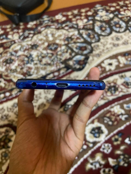 Redmi not 8 xolati yaxshi aybi burchagida kichik singan joyi bor