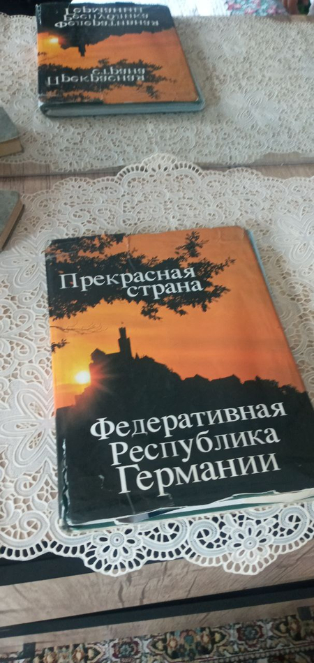 Продаётся старые книги каждая одна книга миллион сум