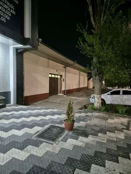Uy sotiladi 2 etajli fasad 24m Eni 11m makler siz