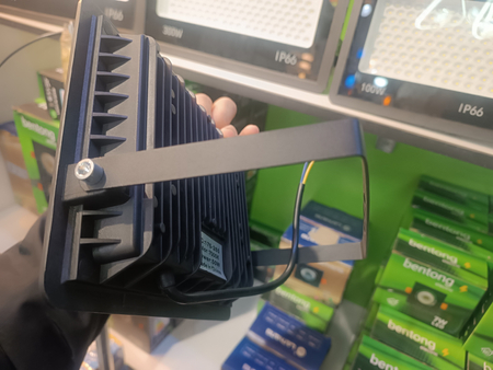 Projektor 220 vatt elektr energiyasida ishlaydi
