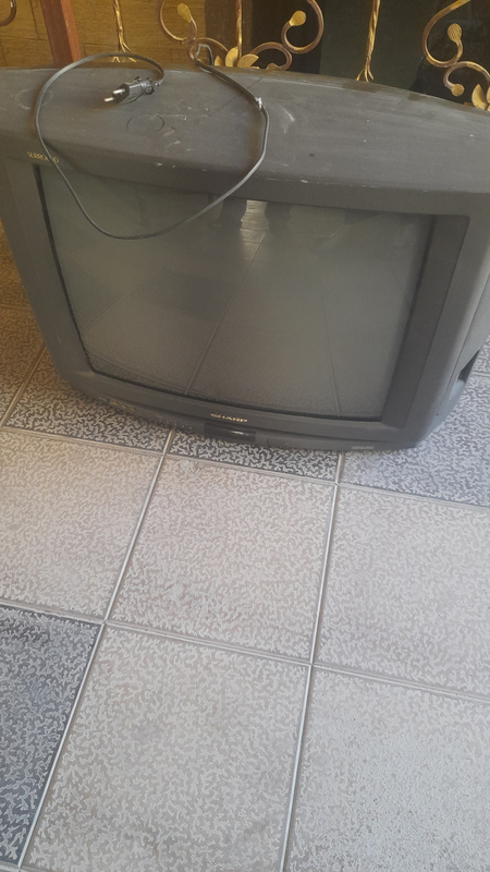 Продаются телевизоры и дверь большая.