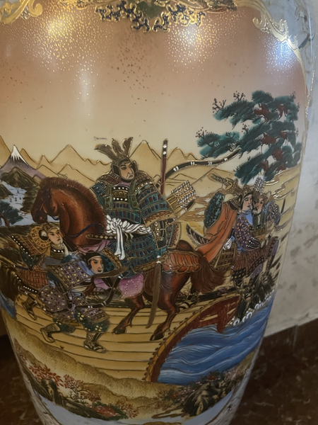 Продам напольную вазу